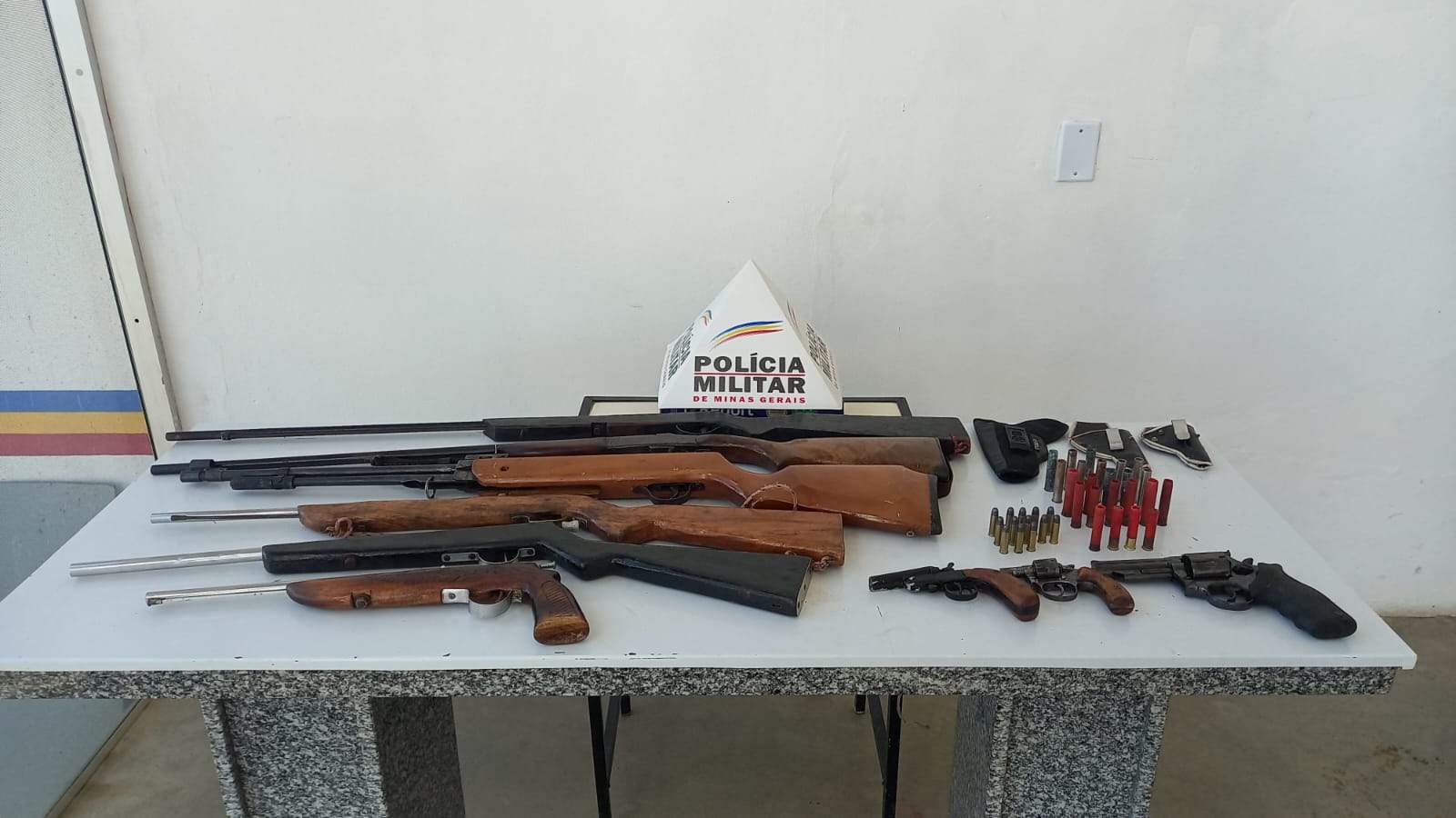 Portal Caparaó - Polícia Militar apreende armas e munições na zona ...