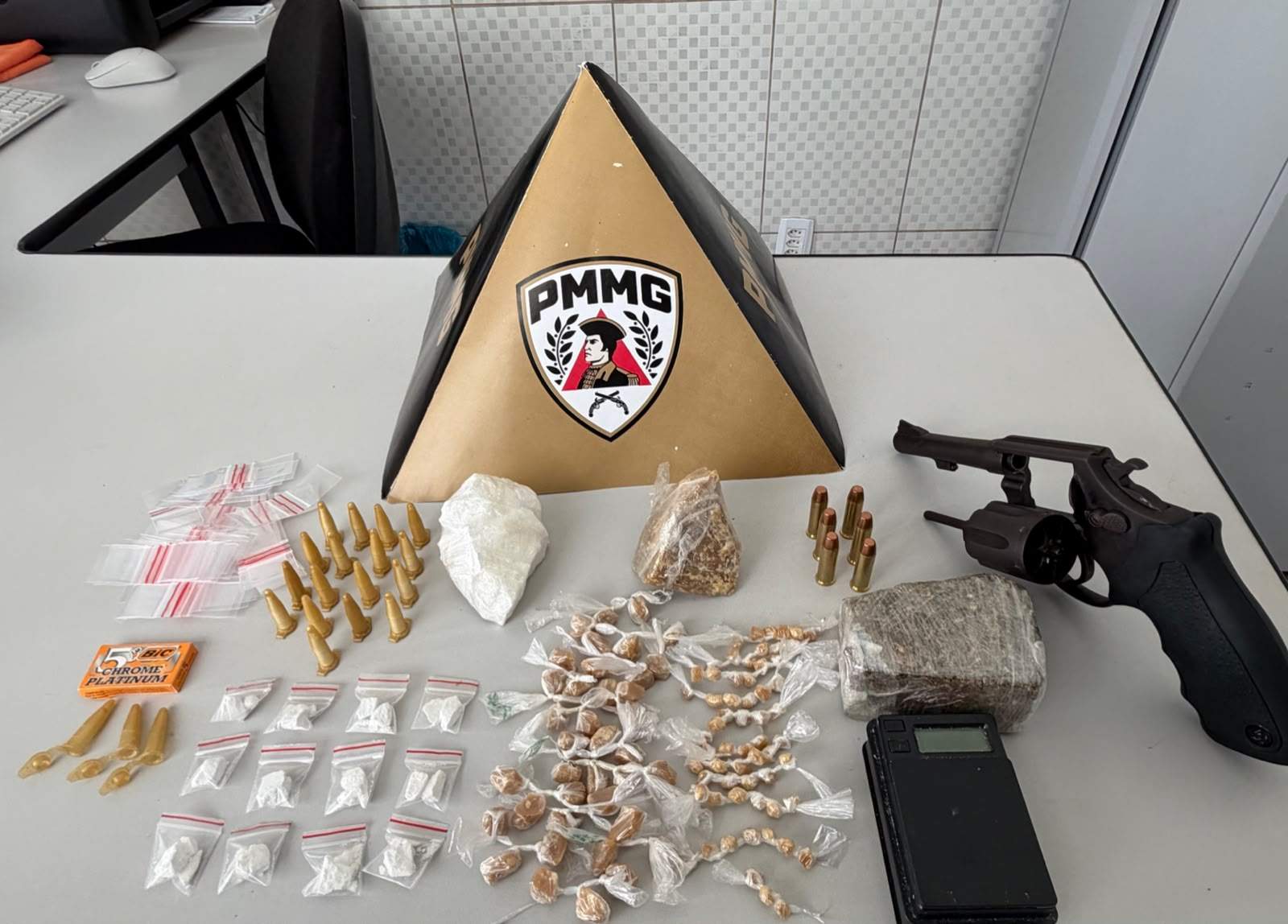 Portal Caparaó - Após denúncia, PM apreende arma e drogas em Santa ...