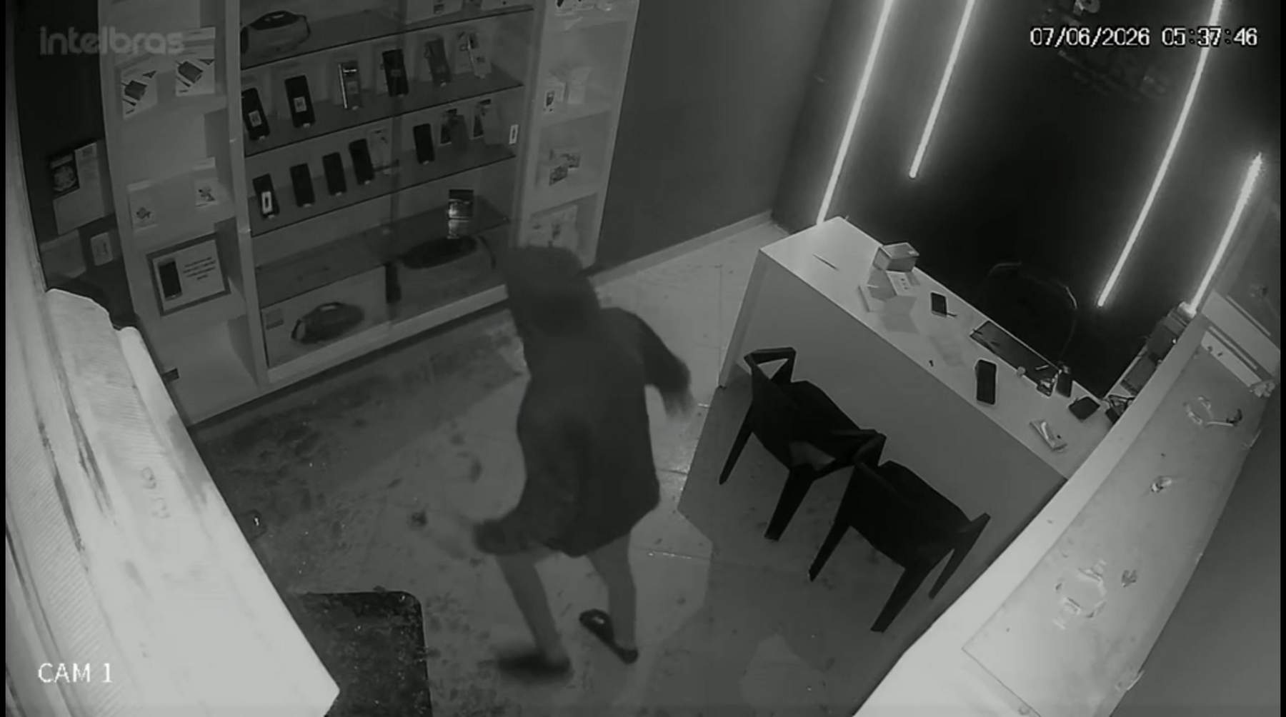 Portal Caparaó - Trio suspeito de furtar loja de celulares é detido em ...